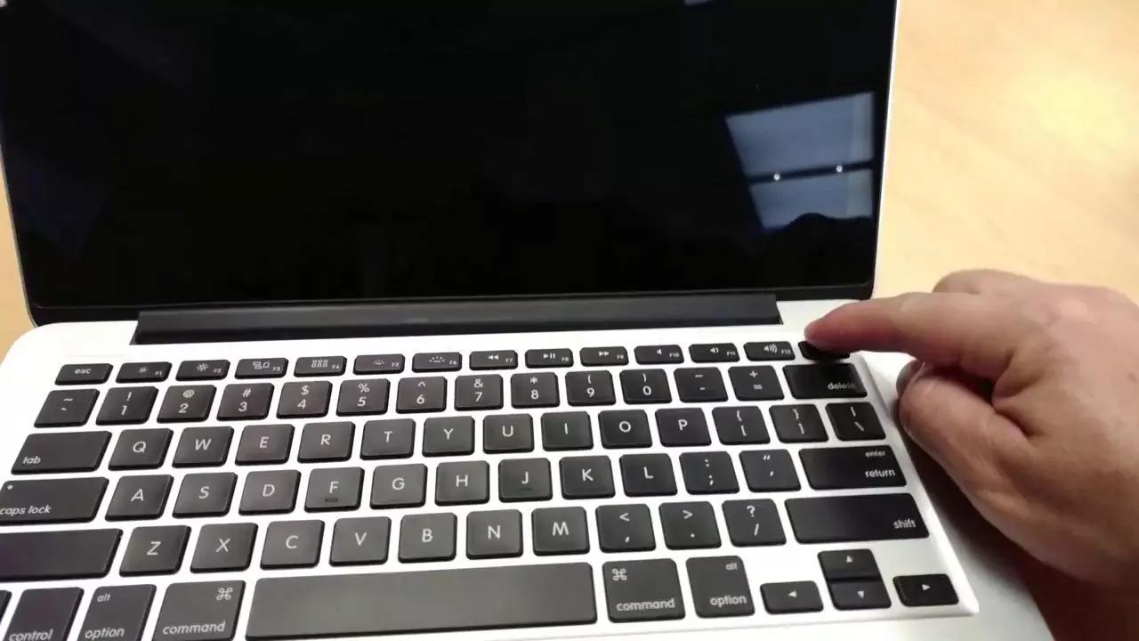 Macbook Pro не включається: що робити?